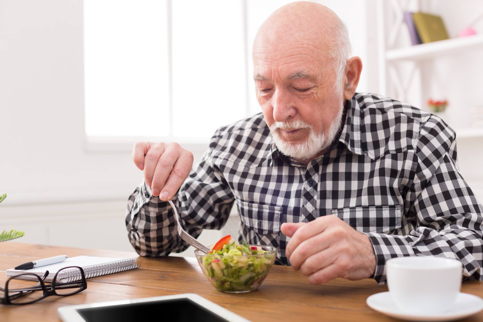 Senior man eating fresh salad copy space | Avoria Senior man eating fresh salad copy space | Avoria